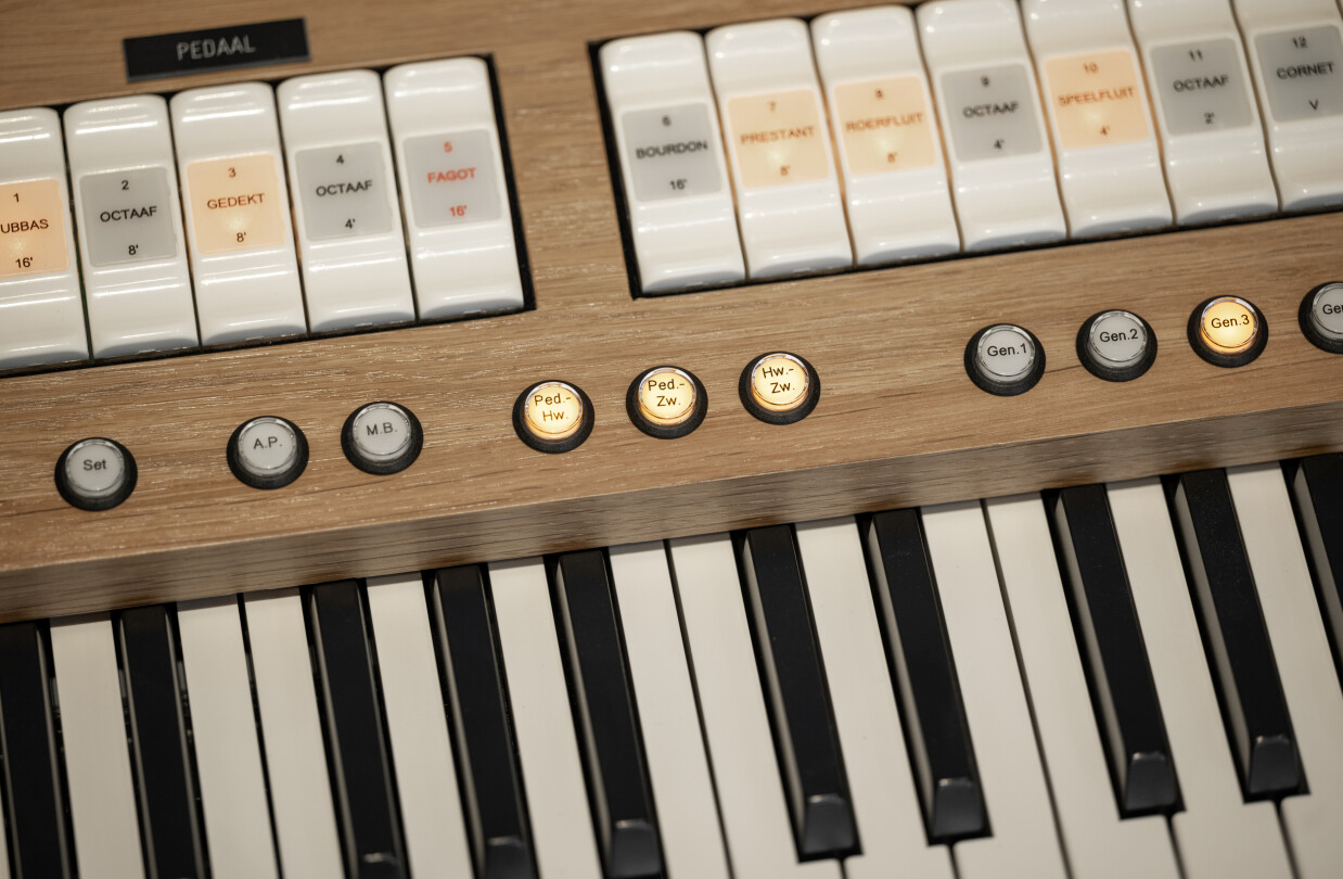 Watch: Compact 224 | Content - Home Organs